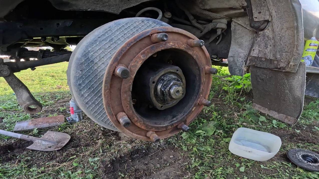 Шкворень намертво ЗАКЛИНИЛ на ЗиЛ 130! Что делать?!