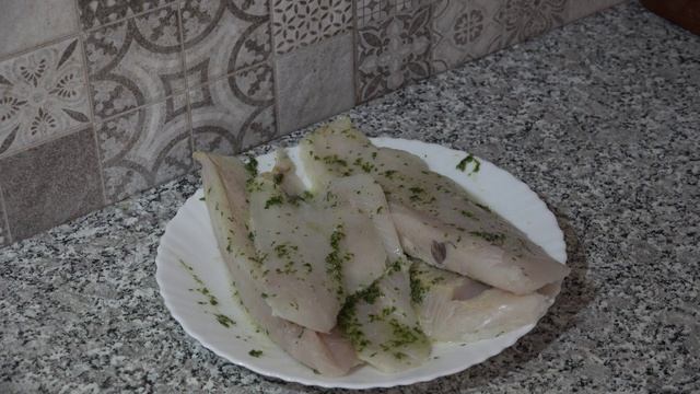 Хек с картошкой и грибами в духовке. Merluza al horno con ajo y perejil.