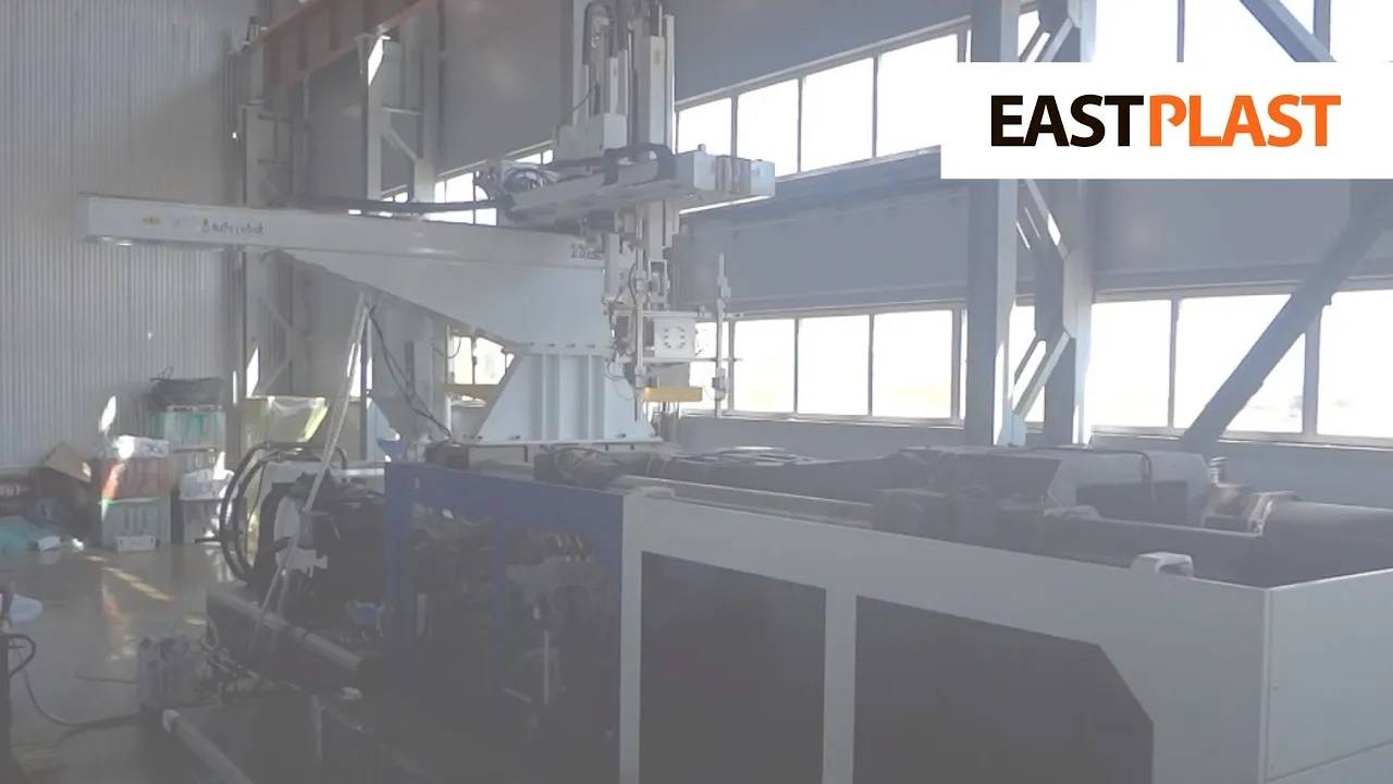 Промышленный робот с электрическим приводом снимает ящик с ТПА