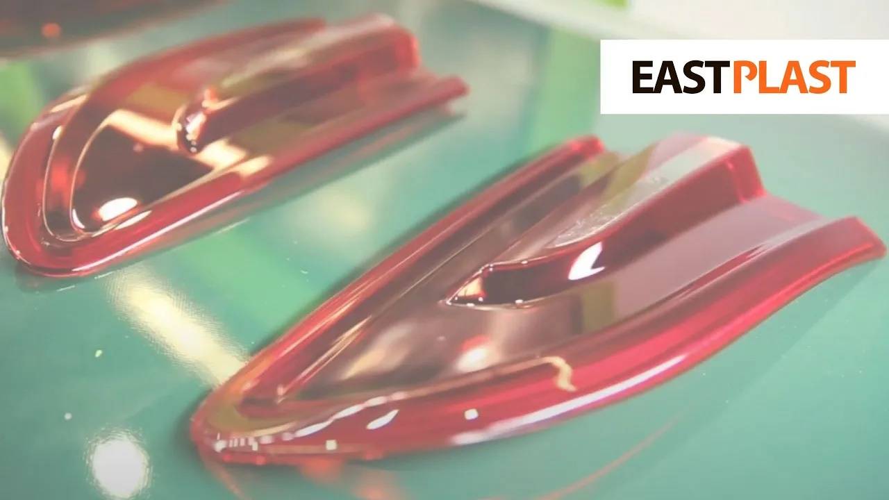 MULTIPRO - технология бикомпонентного литья. Изделие: рассеиватель автомобильной фары.