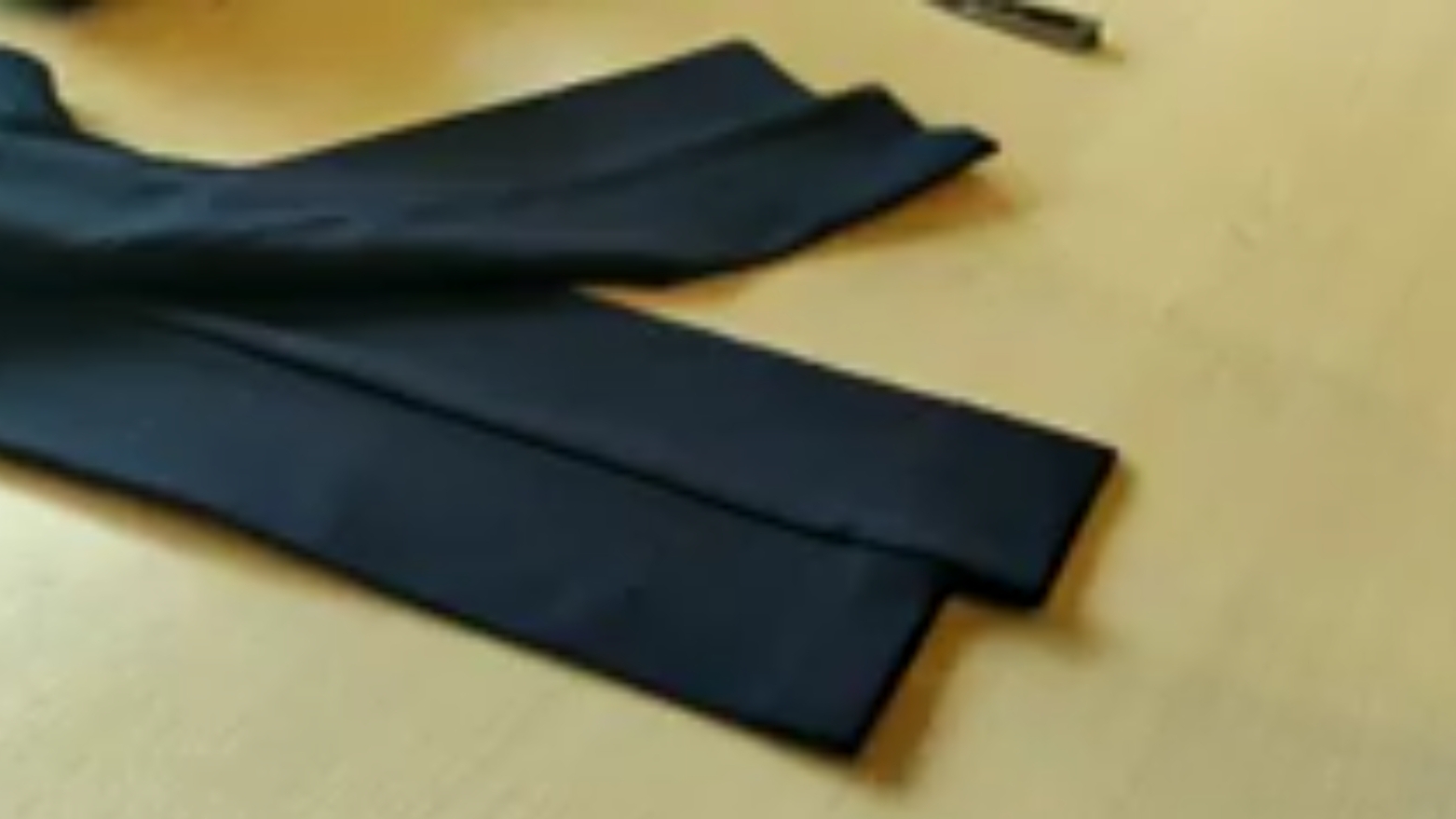 Низ брюк. Разная длина.