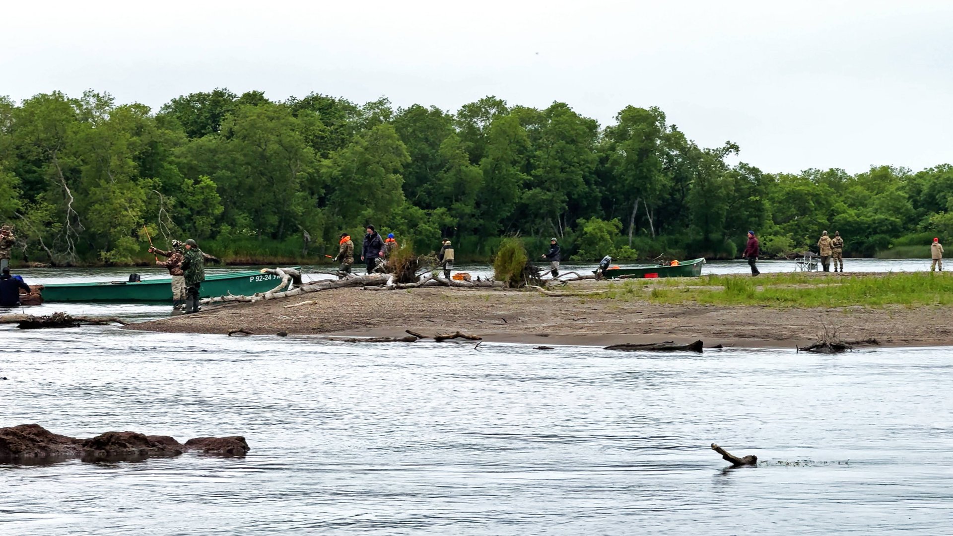 ЩЕДРАЯ КАМЧАТКА. ТОННЫ РЫБЫ ПОШЛИ ПО РЕКЕ. НА РЫБАЛКУ поехали все!