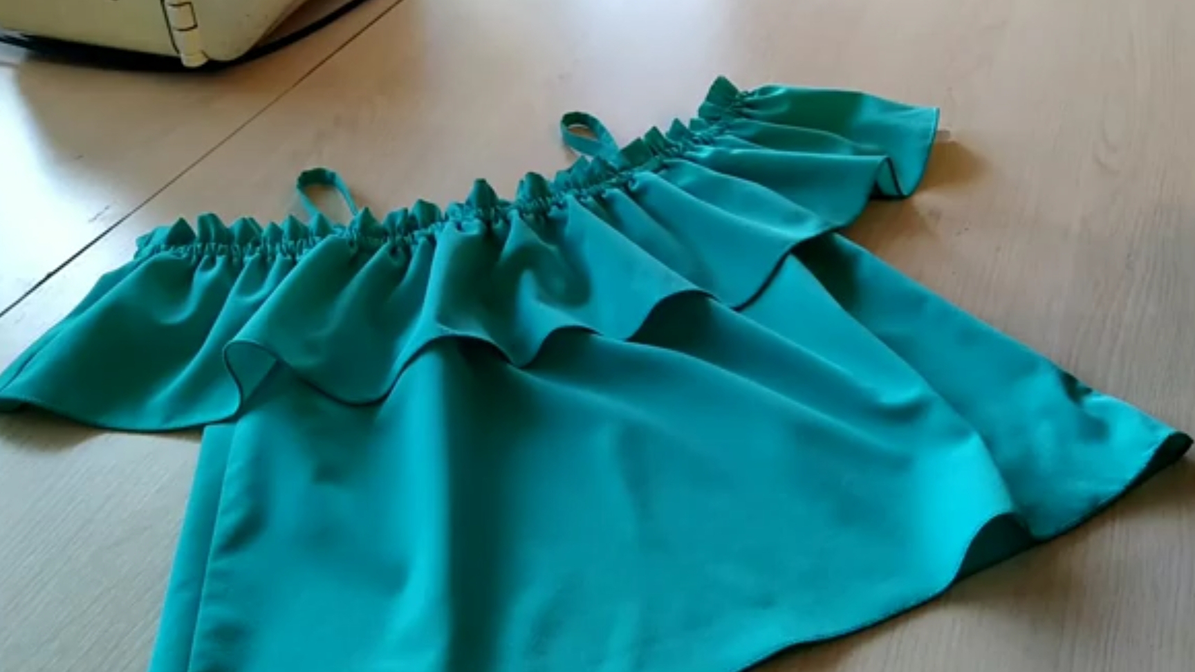 Кулиска с рюшей по краю.