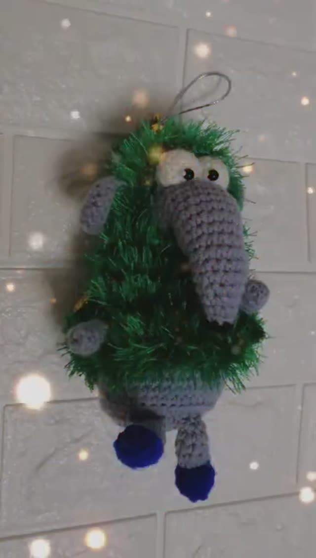 Мышка нарядилась в костюм новогодней ёлки