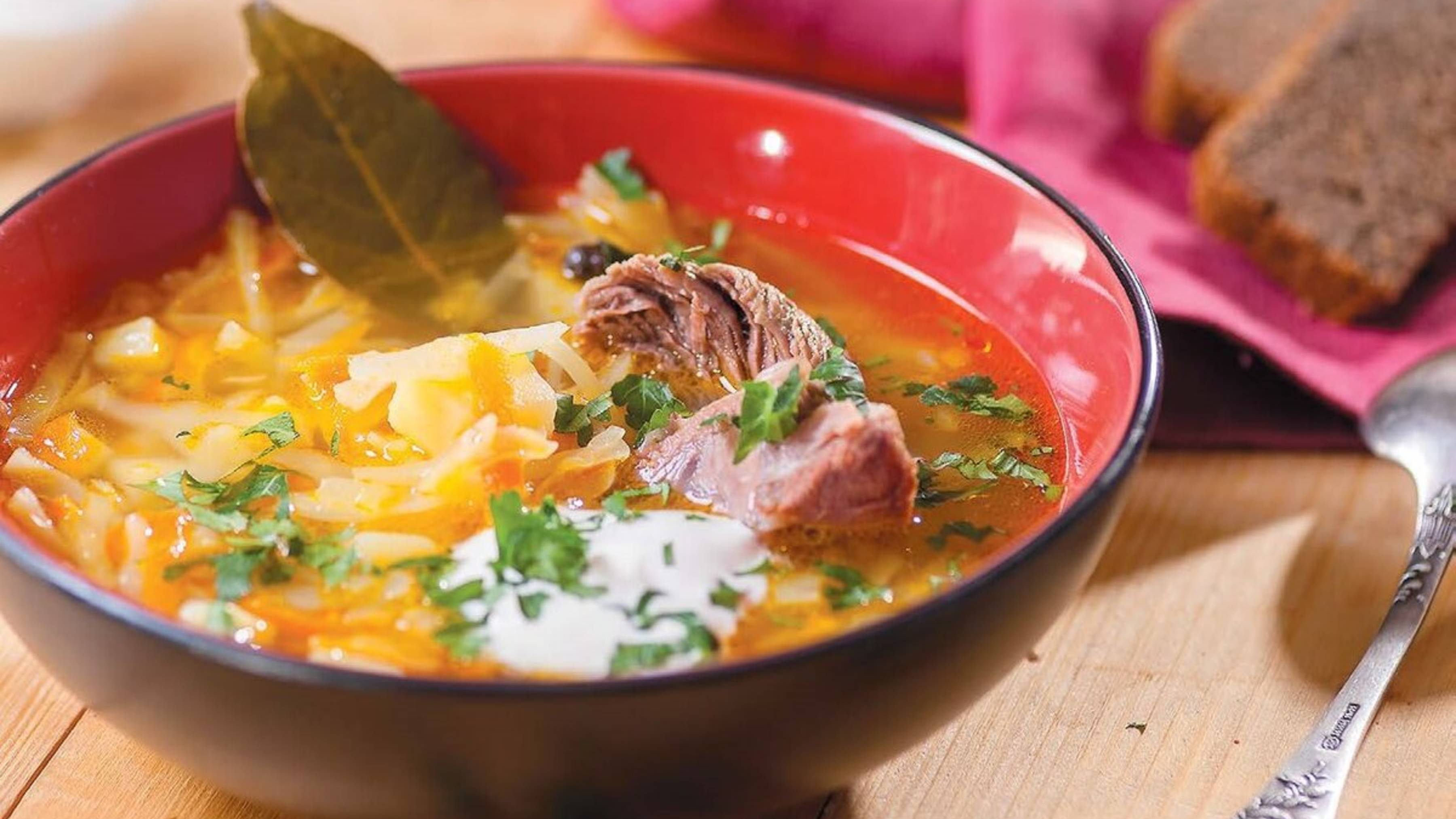 Щи из свежей и квашеной капусты с курицей в мультиварке.