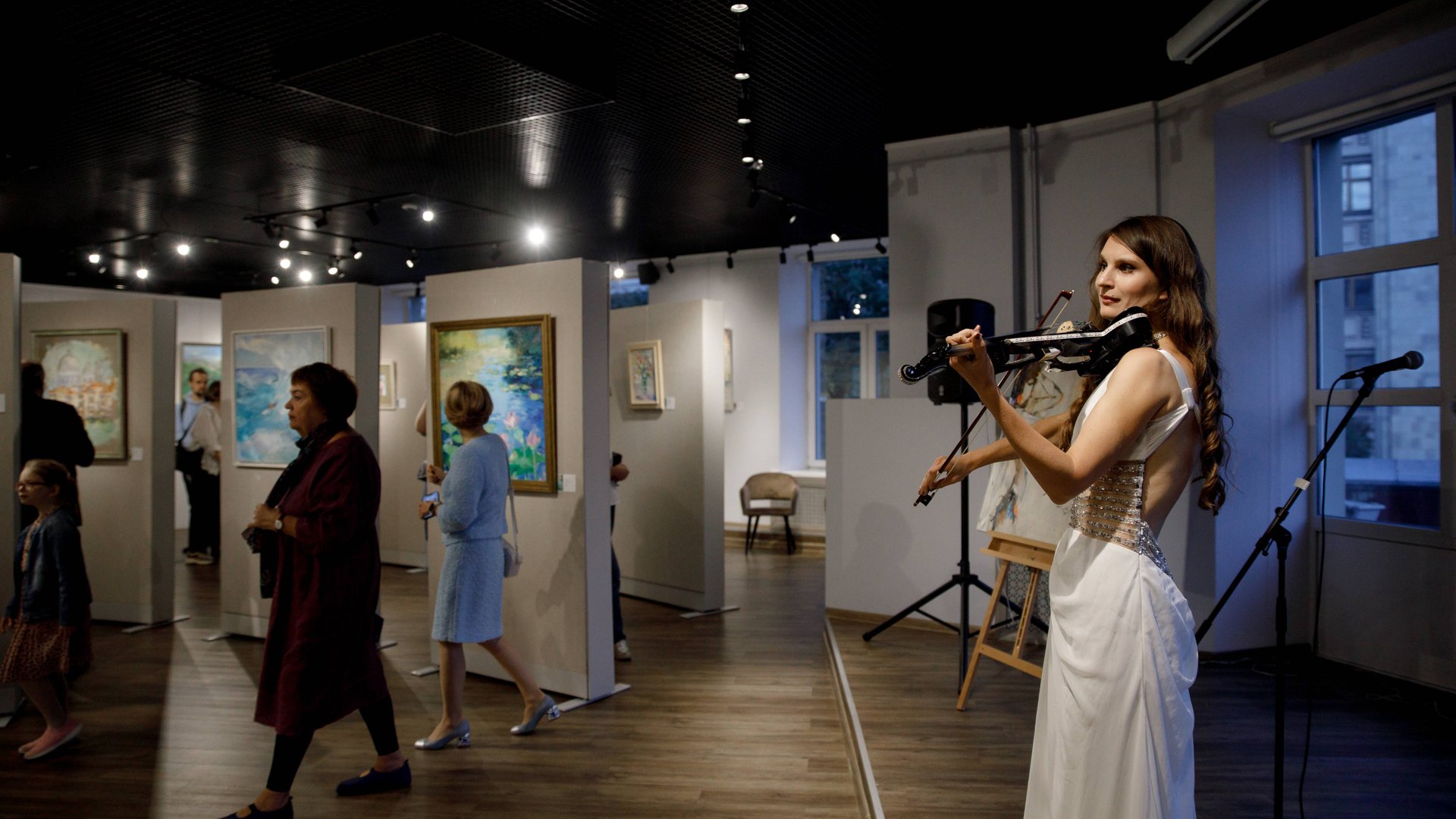 Выставка в картинной галерее - скрипичная музыка на вернисаже