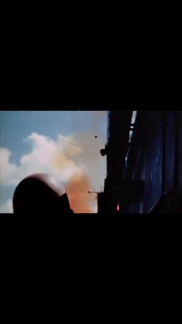 Атака японского камикадзе на авианосец Окинава, 1945 г.