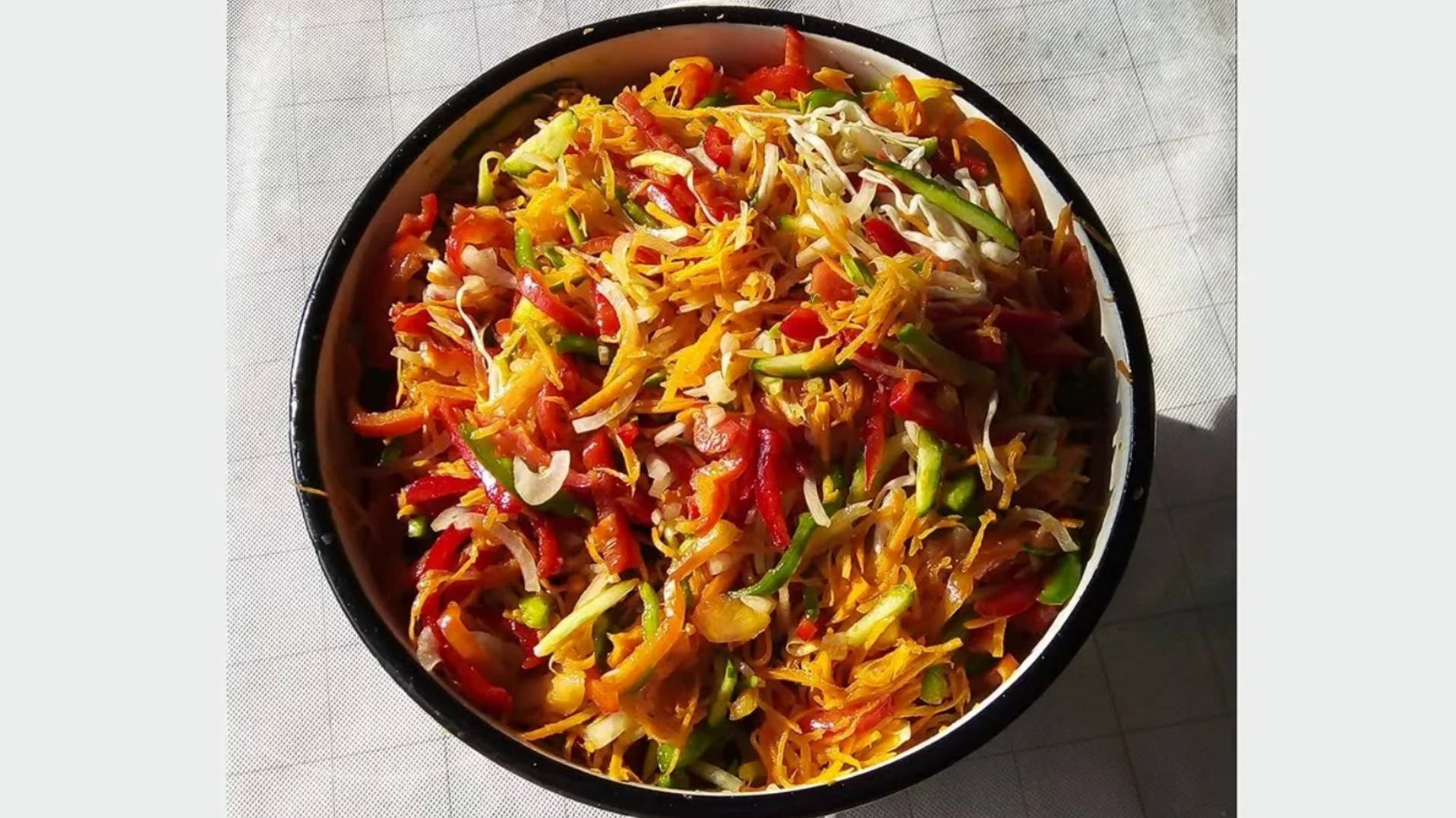 Витаминный овощной салат из капусты, помидоров, перца, огурцов, моркови на зиму без стерилизации