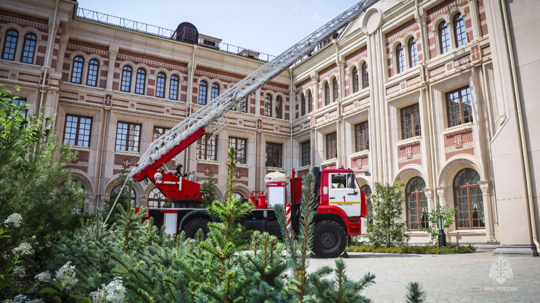 Искусство спасения: учения МЧС России прошли в Севастопольской детской школе искусств