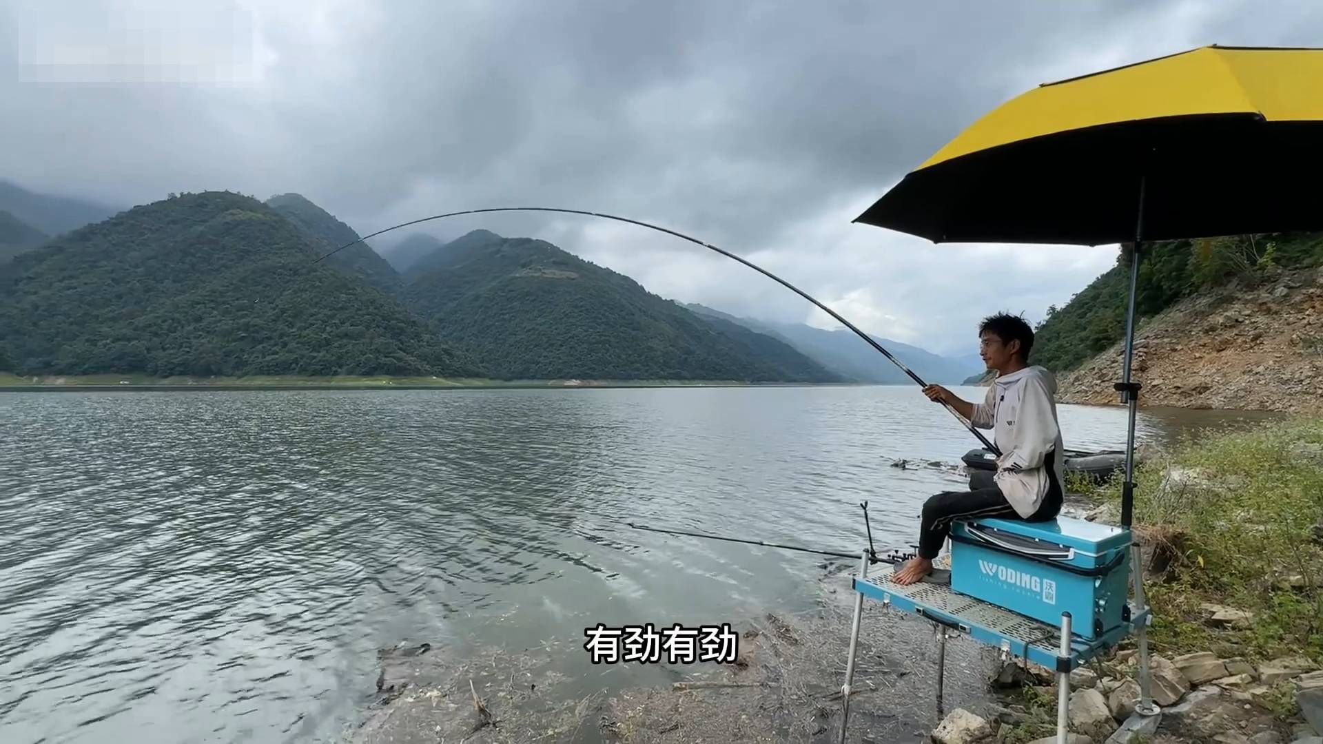 Сяо Сун ловит рыбу в дикой природе - Дикая рыбалка на выживание, второй сезон (22-й день)