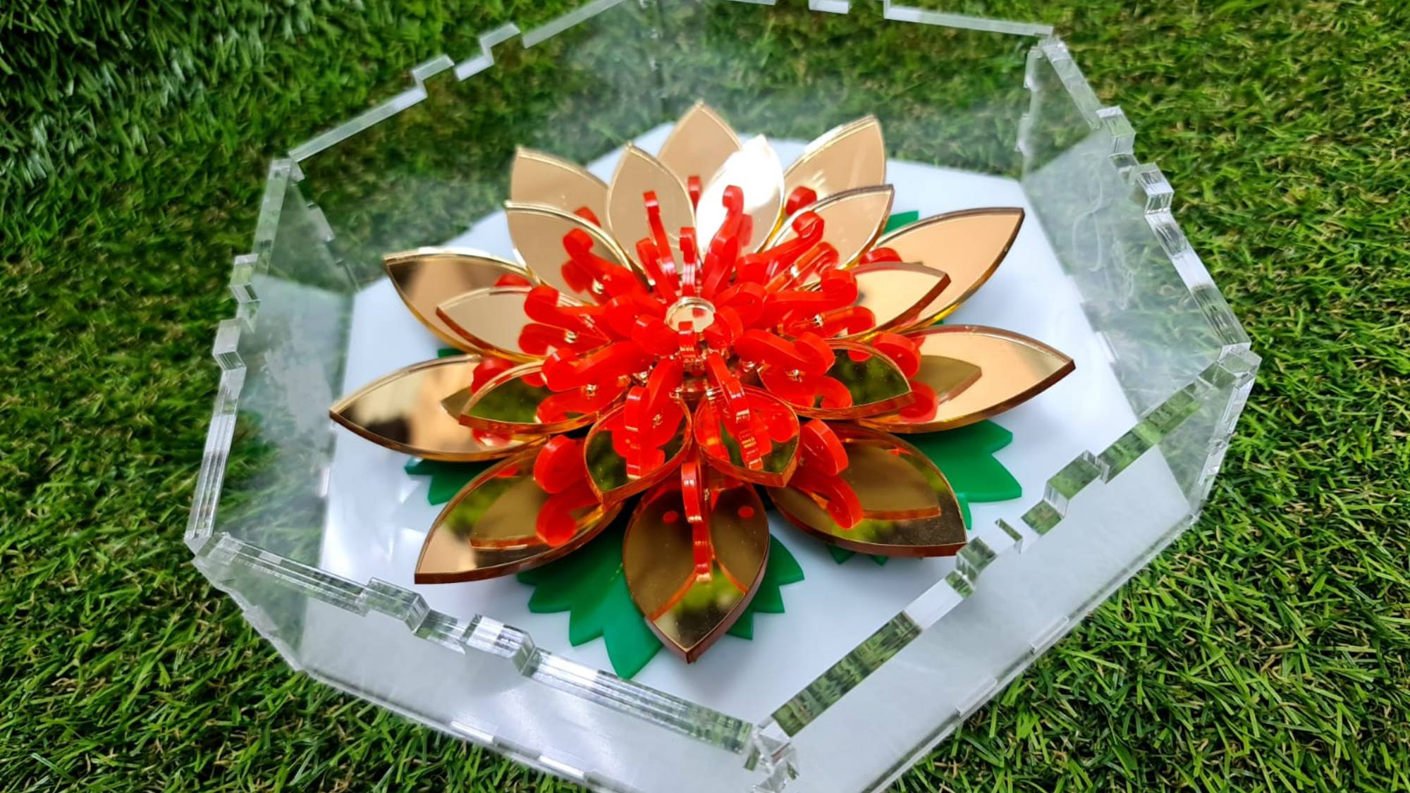 Лазерная резка и гравировка оргстекла в Москве и Казани | изготовление наград, фигур