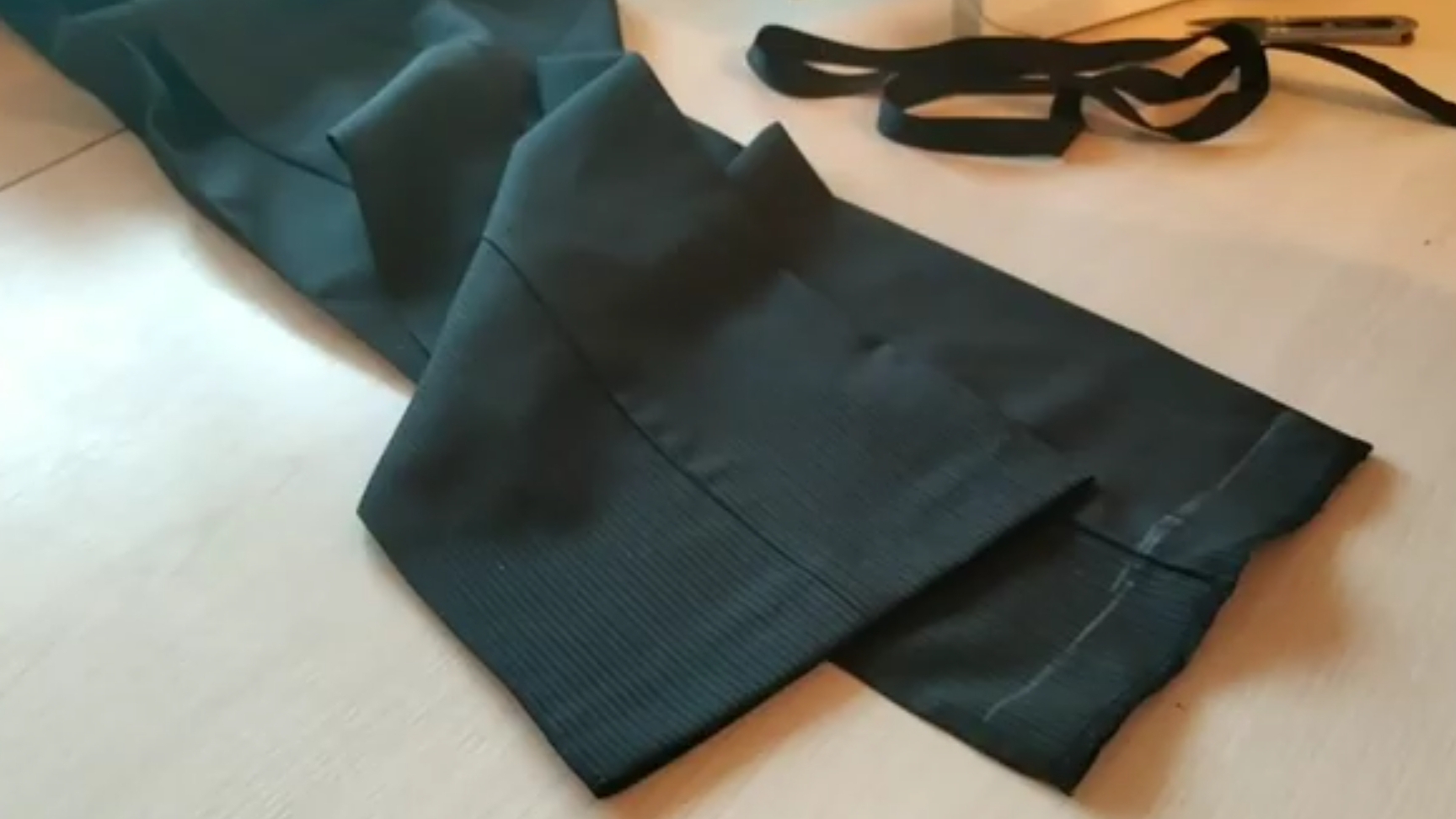 Мужские брюки, обработка низа брюк тесьмой.