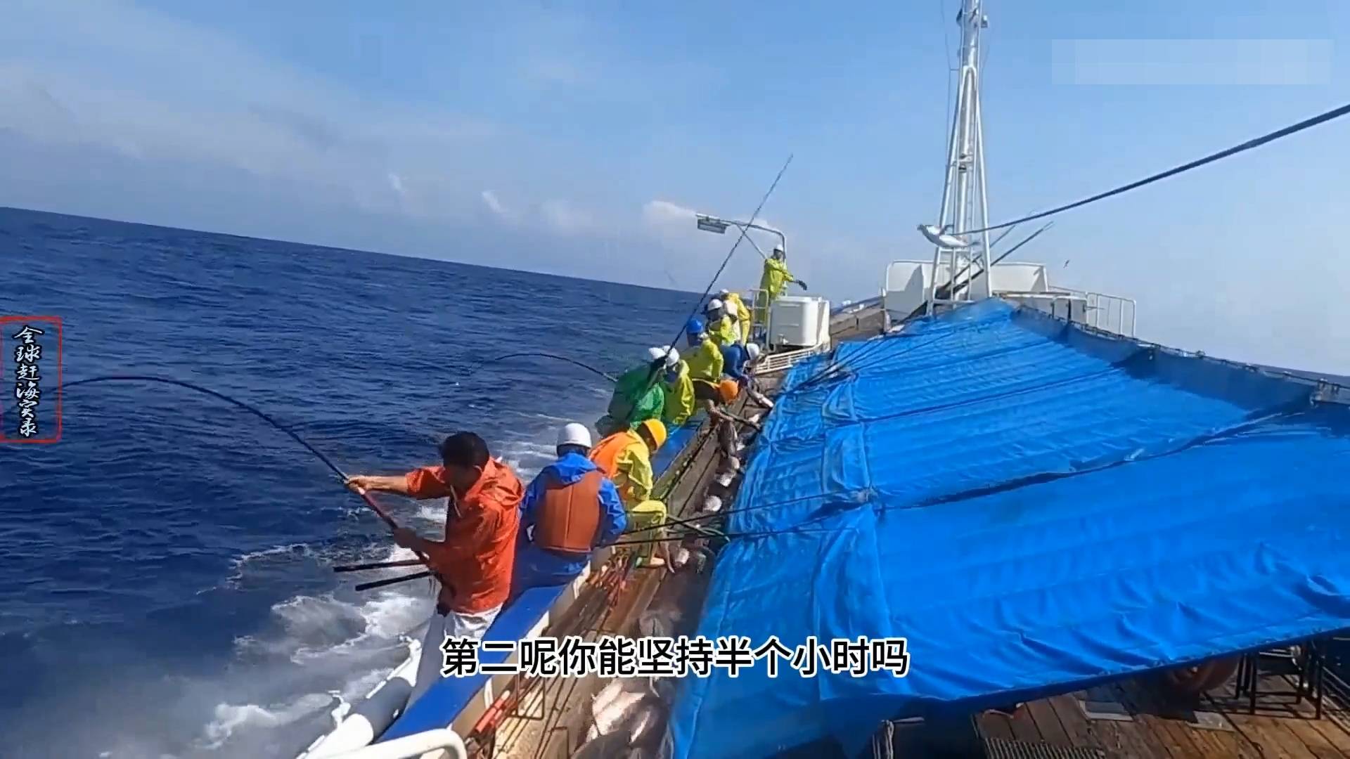 За границей ловят стаи тунца в глубоком море, используя специальные прямоугольные крючки