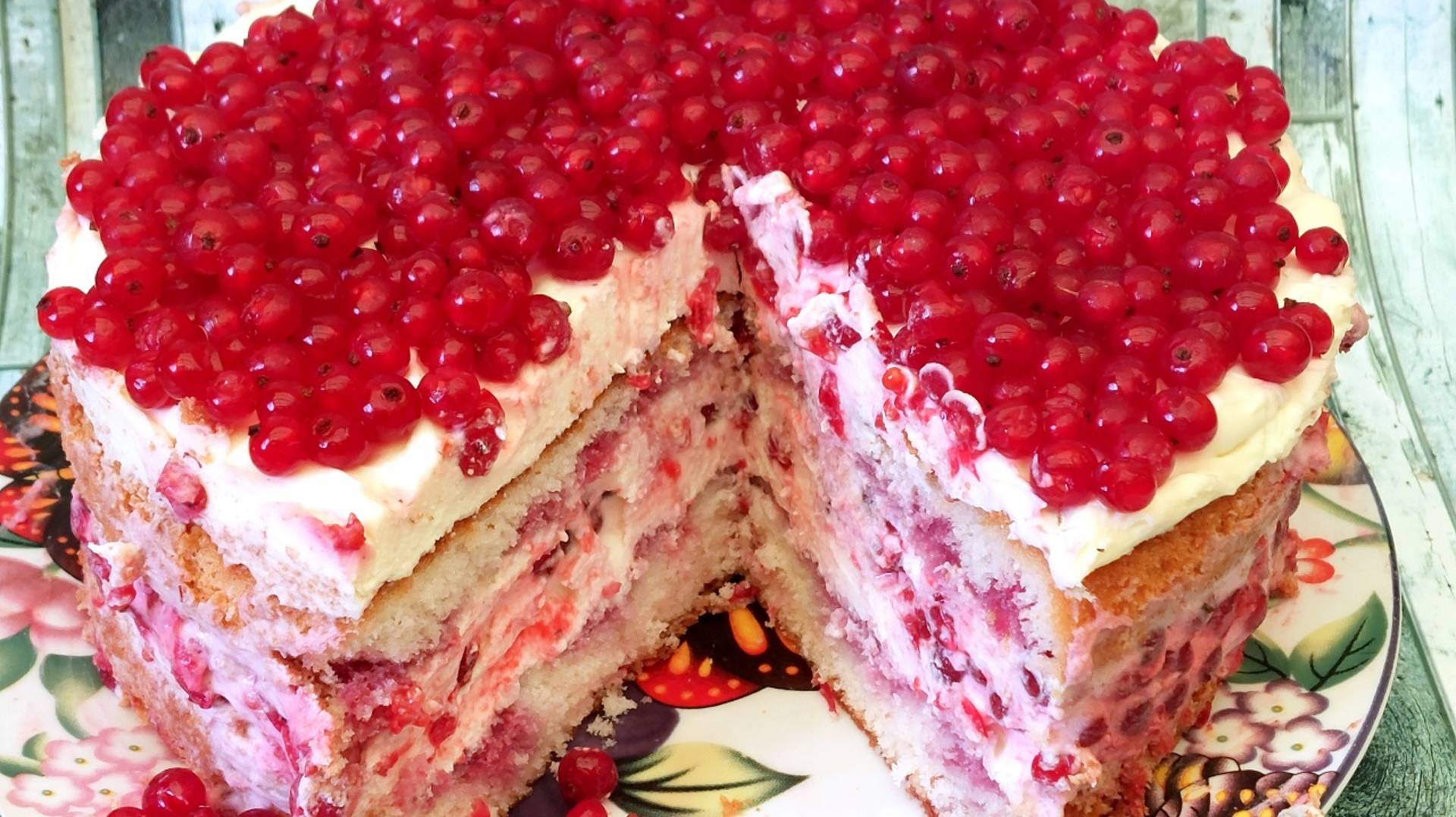 Бисквитный торт с кремом из сливочного творожного сыра и обилием красной смородины.