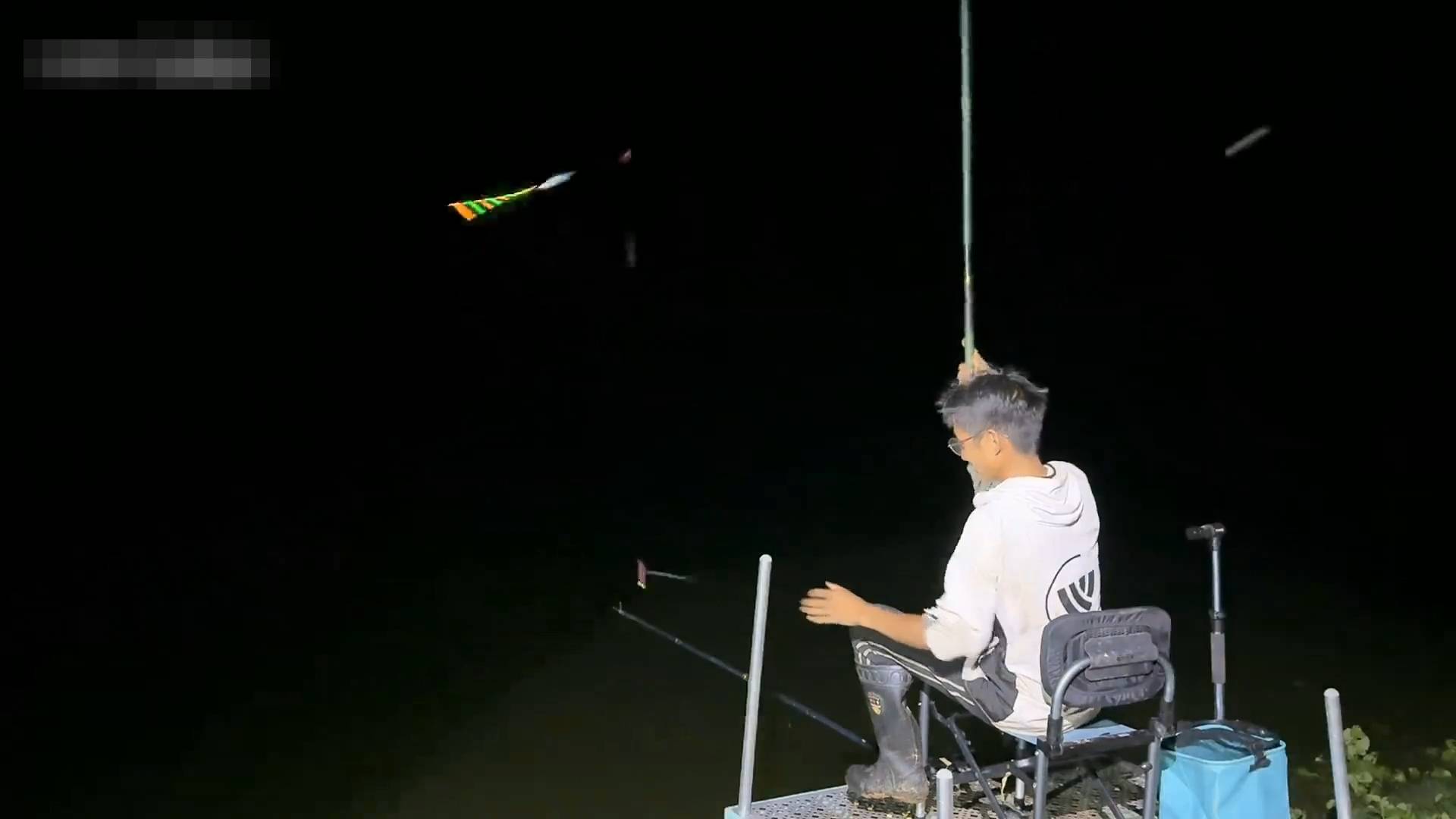 Сяо Сун ловит рыбу в дикой природе - Выживание в дикой природе с рыбалкой (17-й день)