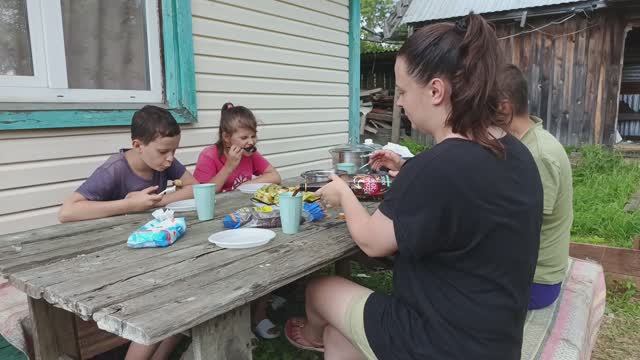 Часть 6 установка автополива и жарим овощи на костре