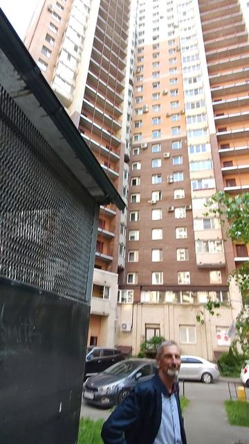 Метро Пионерская дом в котором расположен магазин "Купеческий двор".