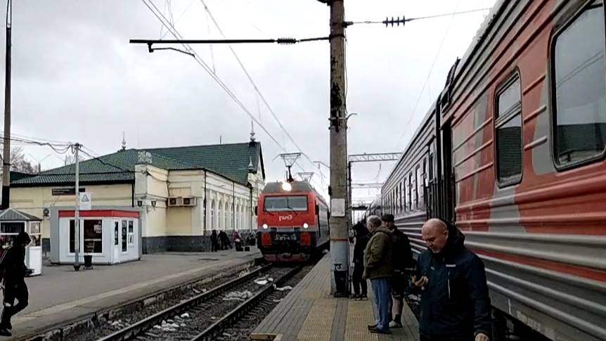 ЭП1М-479 с поездом № 238 Нижний Новгород – Кисловодск прибывает на станцию Россошь