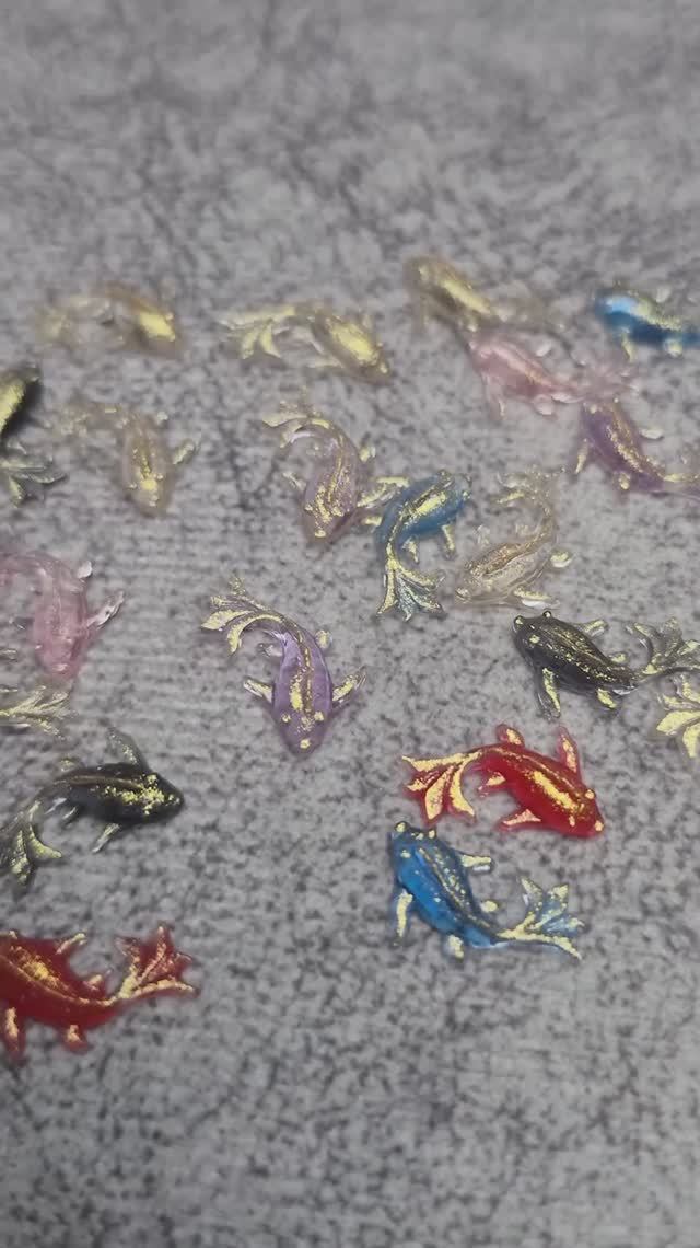 Распаковка миниатюрных фигурок для украшений