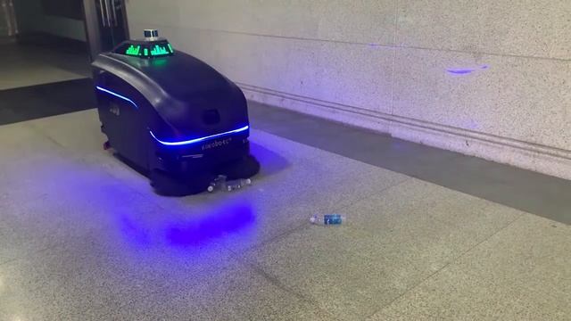 Демонстрация работы роботизированной подметально-поломоечной машины KOKOBOTS S95 AMR в ТЦ