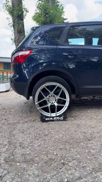 Nissan Qashqai на примерке дисков в 19-ом диаметре