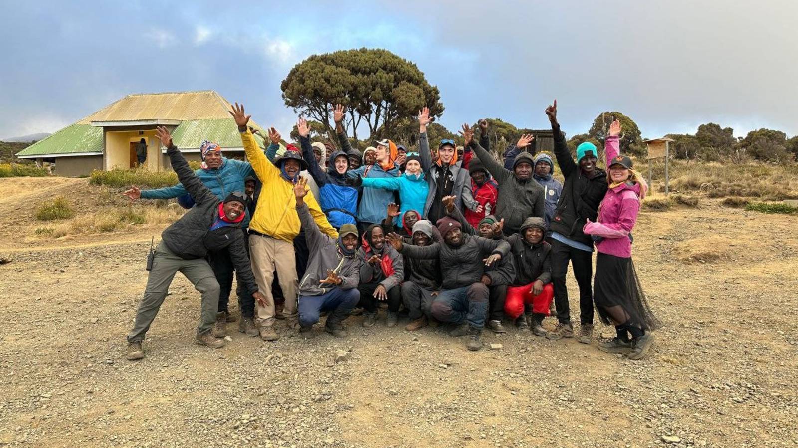 Группа Клуба 7 Вершин «Akuna Matata» поднялась в лагерь Шира