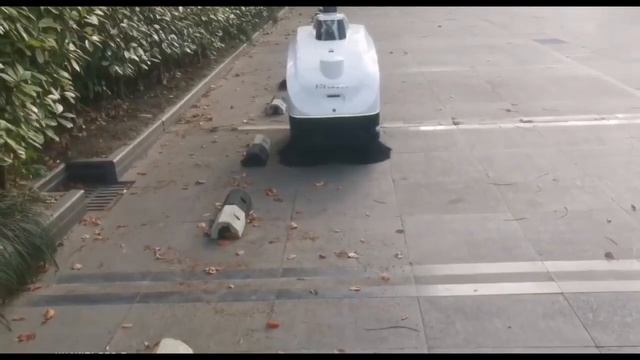 KOKOBOTS S7 — беспилотный промышленный робот-пылесос, с легкостью справляется с листьями и ветками.