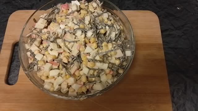 Салат из морской капусты с крабовыми палочками