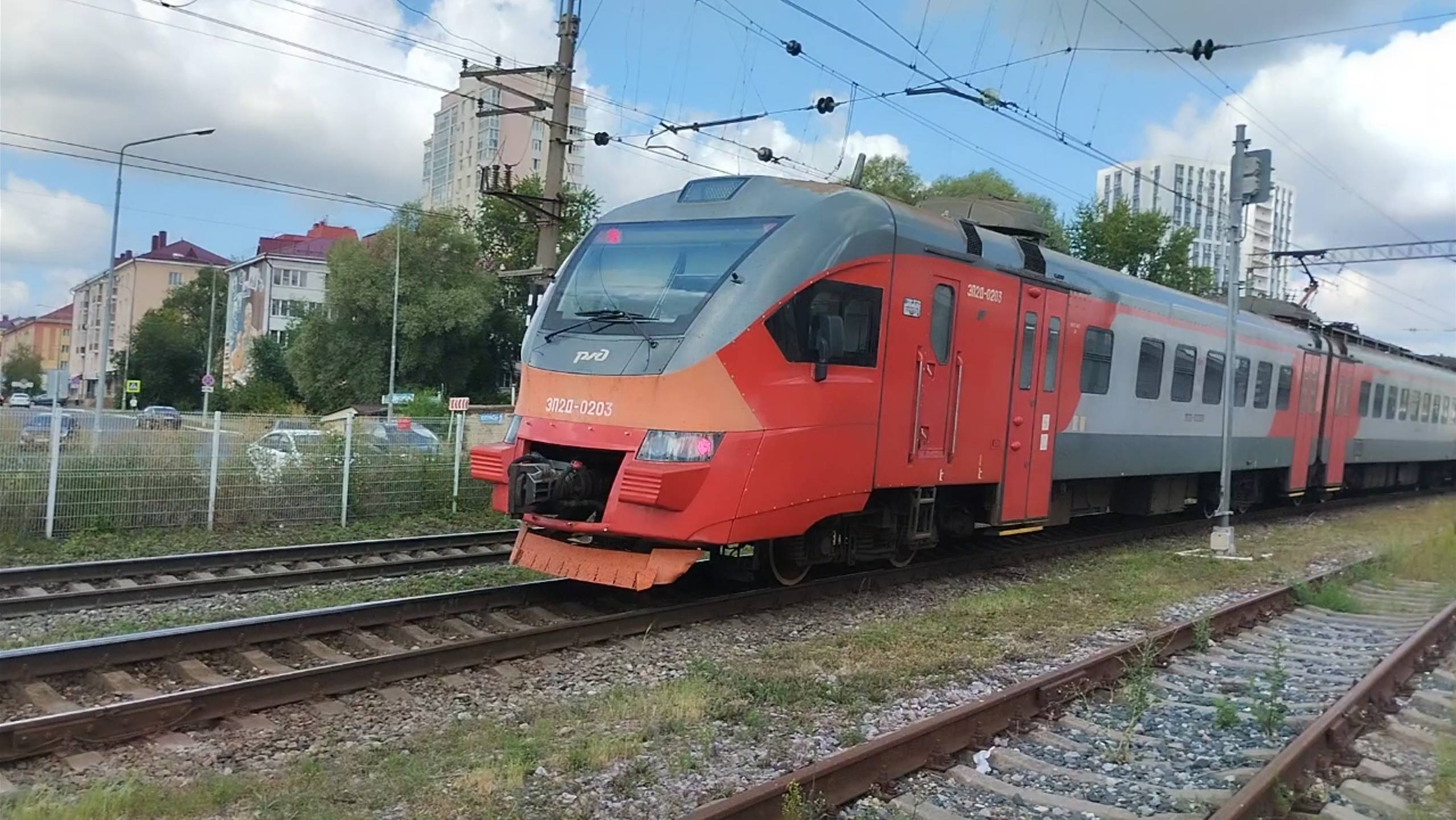 Проезжает электропоезд ЭП2Д-0203 "Сурская стрела"