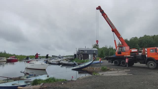 Установка мачты после прохода по Неве.