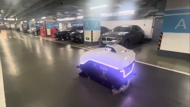 Робот подметально-поломоечная машина KOKOBOTS S95 AMR уборка паркинга в торговом комплексе