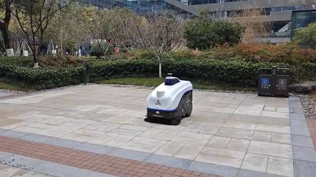 Уборка подметальным роботом Kokobots S7 на территории бизнес-центра