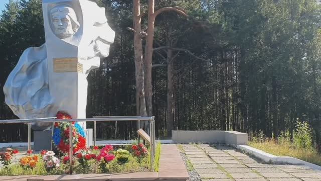 Памятник на холме Славы и улица, названная в честь лётчиков, погибших в ВОВ.