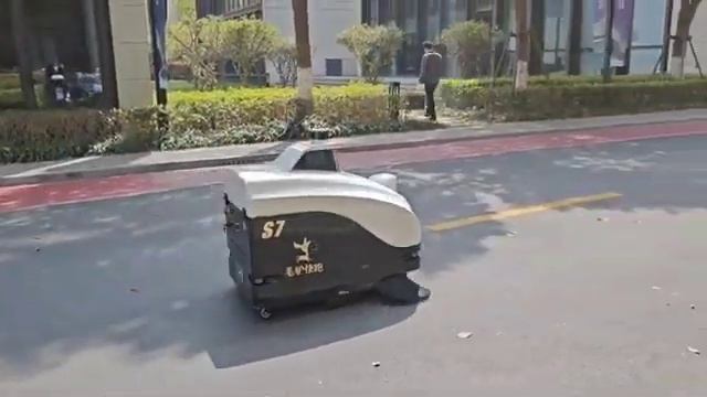 Уборка подметальным роботом Kokobots S7 на территории университета, часть 3