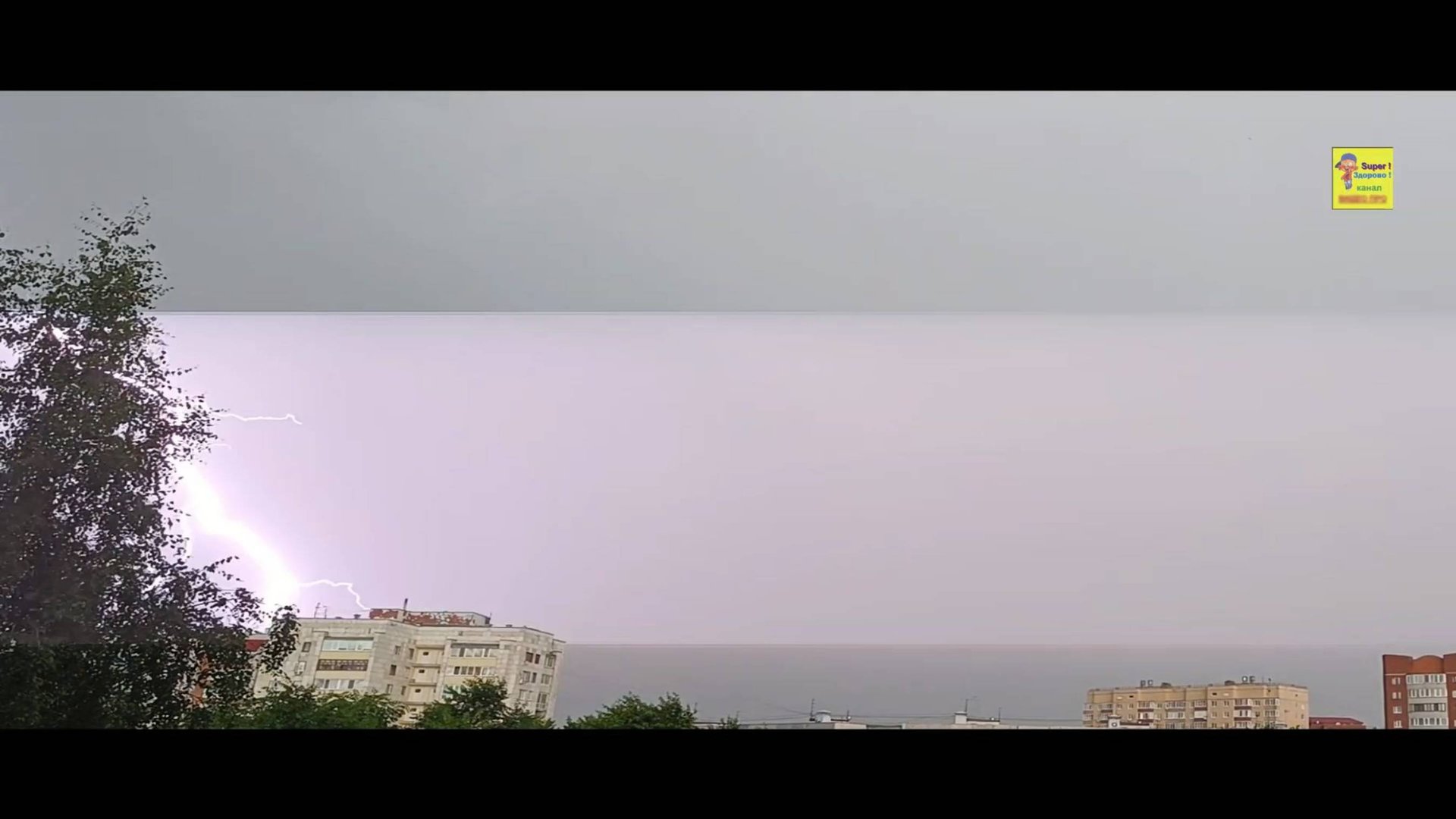 Молнии грозы днём и ночью