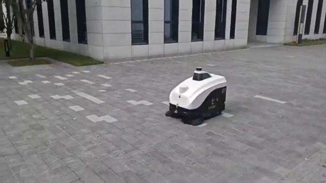 Уборка подметальным роботом Kokobots S7 на территории университета.