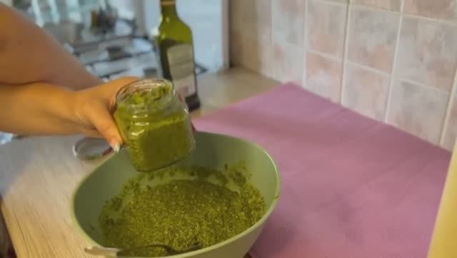 Не заменимый соус песто .