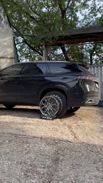 Jaecoo J8 на примерке дисков в 20-ом диаметре