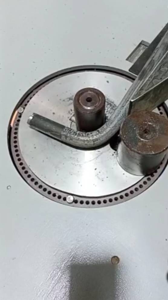 Гибочный станок А25 ПИЛИГРИМ™ в работе — гиб арматуры А240, диаметр арматуры 25 мм, угол 90 градус