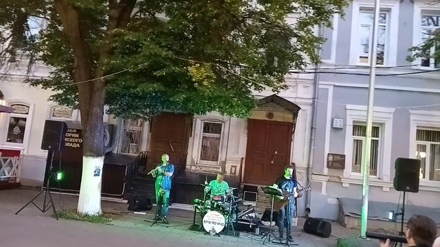 Рязань.Почтовая улица пешеходная, исторический центр-музыканты исполняют популярные песни по вечерам