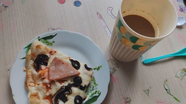 Ужин в субботу в деревне, пицца и кофе, уютная деревенская жизнь