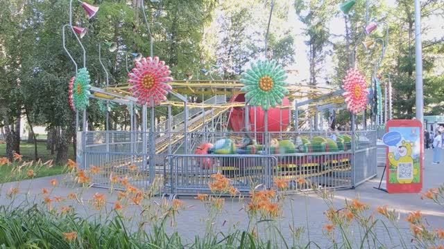 Самара • Аттракционы парка Гагарина. Видео 3.
