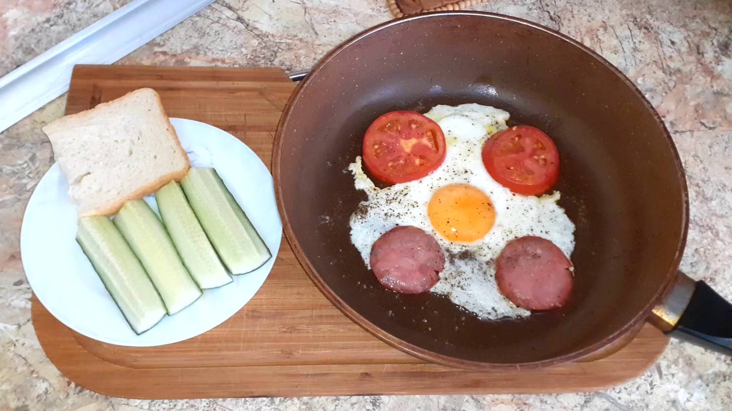 Завтрак. Яичница с колбасой и помидорами