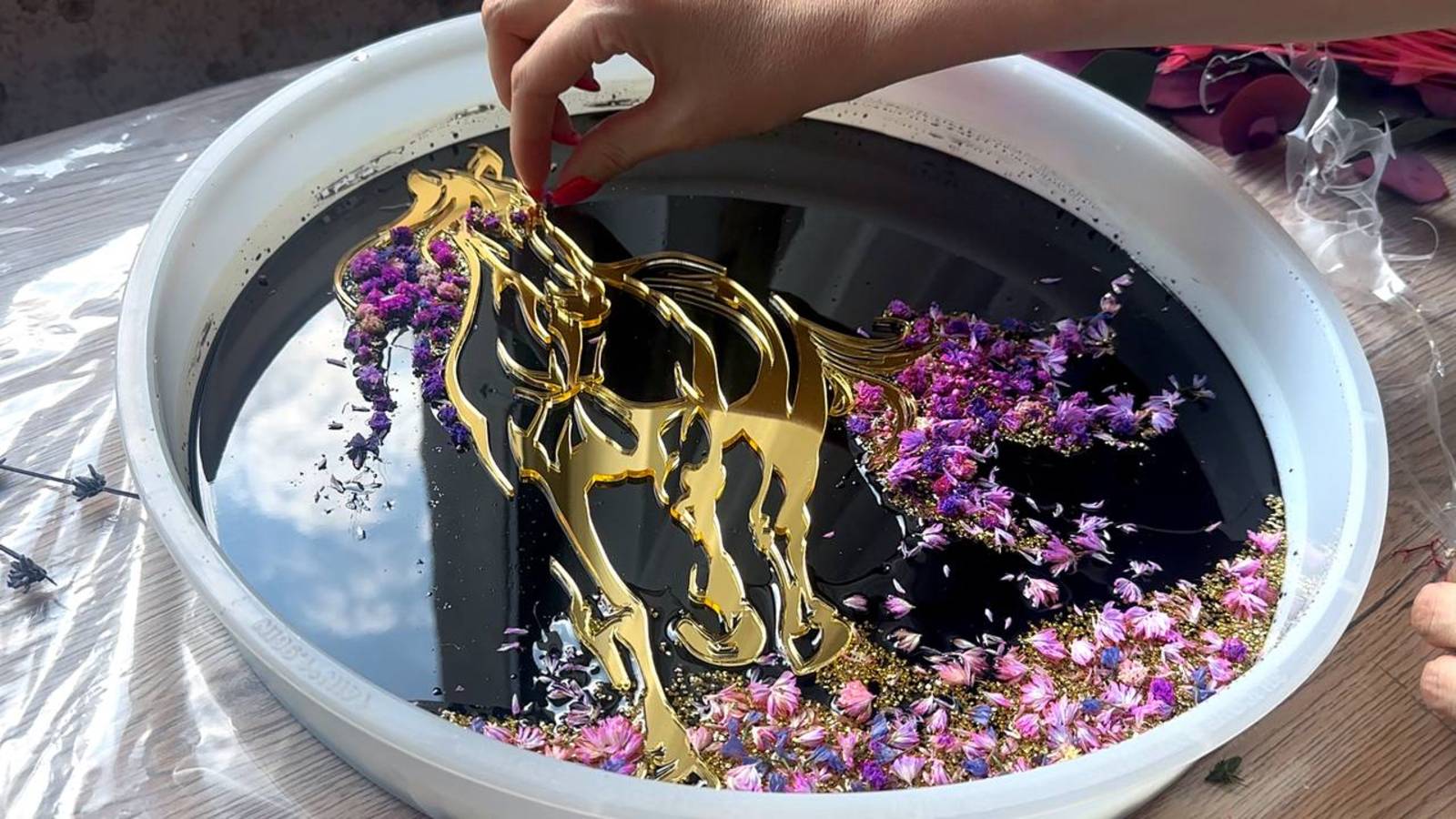 Смотрите, как я превращаю смолу в шедевр! Стол из эпоксидной смолы своими руками!