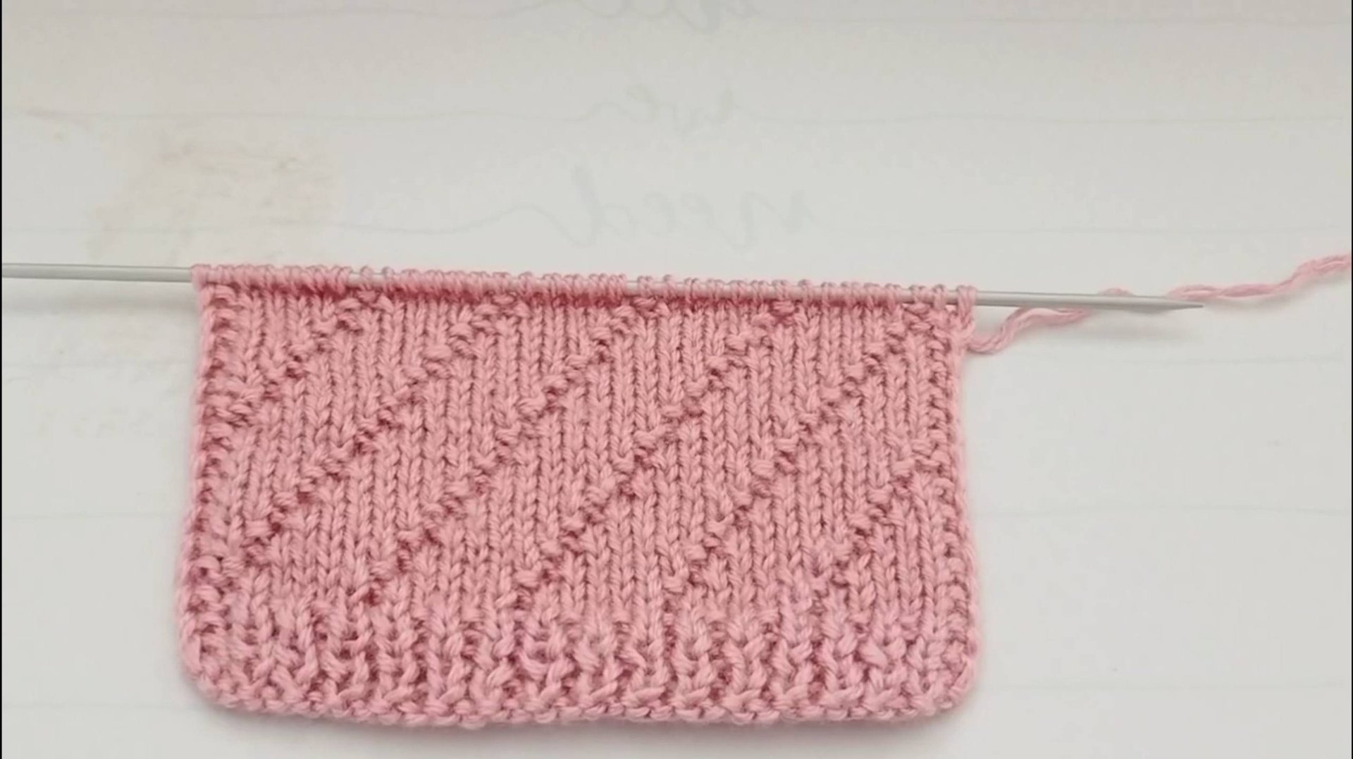 Несложный теневой узор спицами поворотными и круговыми рядами