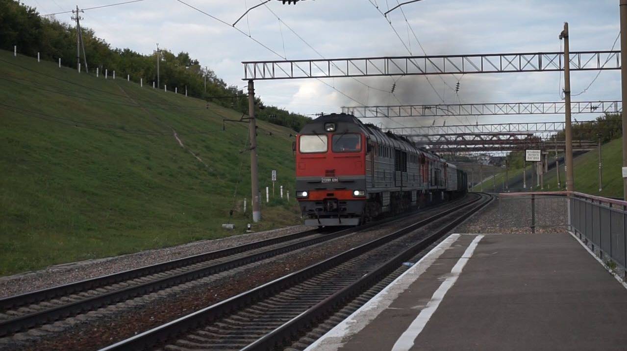 Тепловозы 2ТЭ116У-0284 и 2ТЭ10М-3087. Двойная тяга на подъёме.