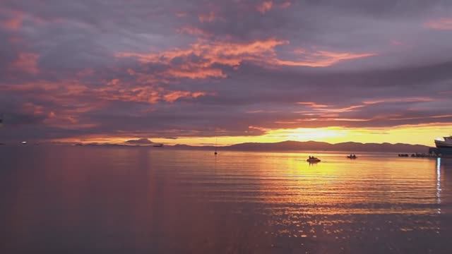 Владивосток. Рассвет с видом на Золотой мост и яркий красивый закат.