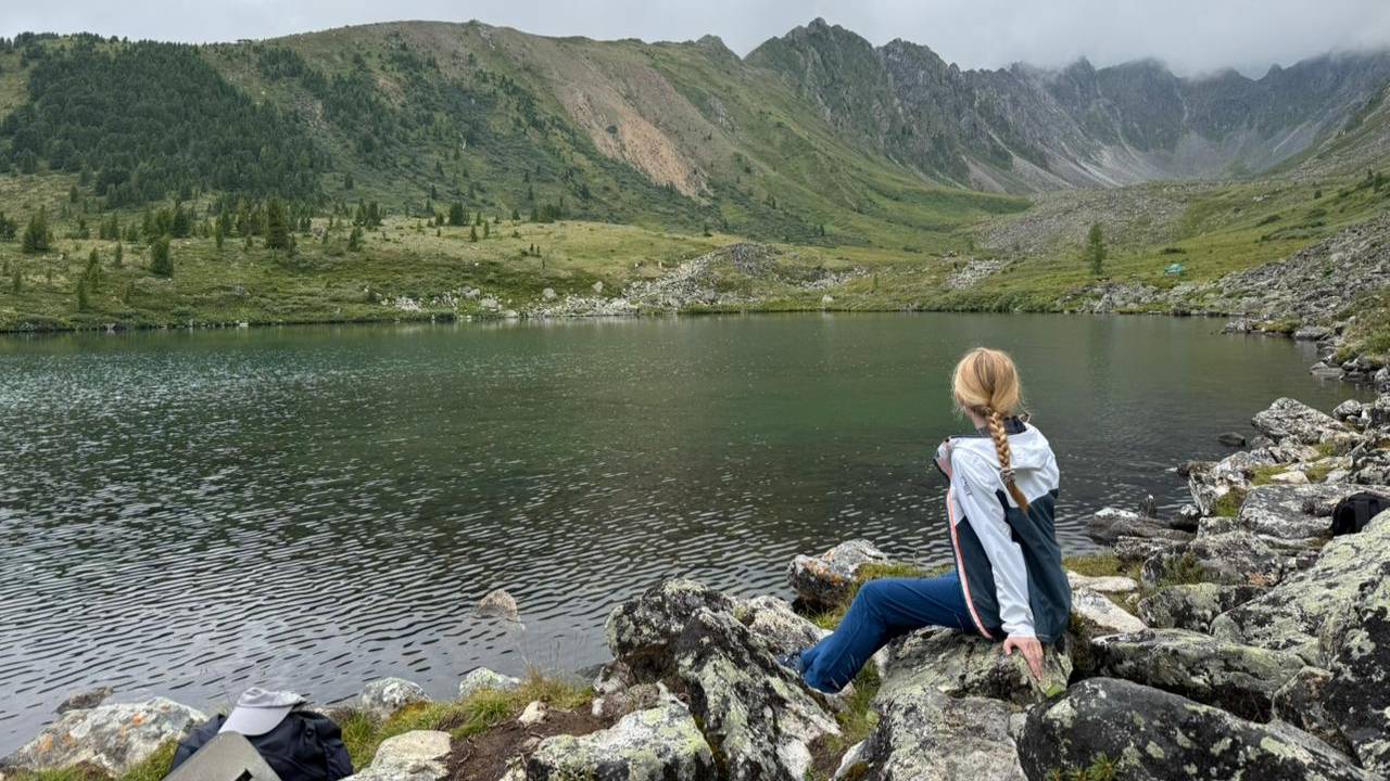 Озеро Байкал и одна из многочисленных уникальных природных и туристических территорий России.
