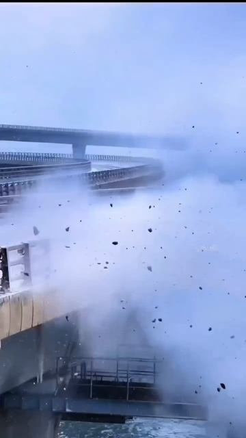 Аэро-турбинный двигатель убирает снег на мосту