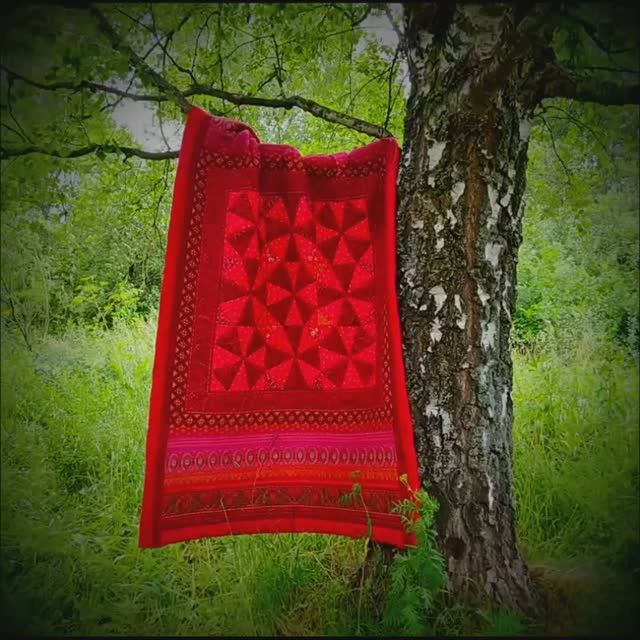 Красивое лоскутное одеяло на березе - Роза Ветров